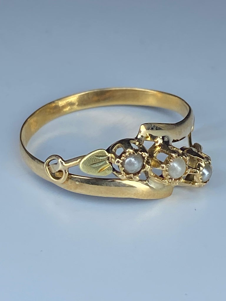 18 Carat Gold Ring Set with 3 Fines Pearls, circa 1900 For Sale at 1stDibs