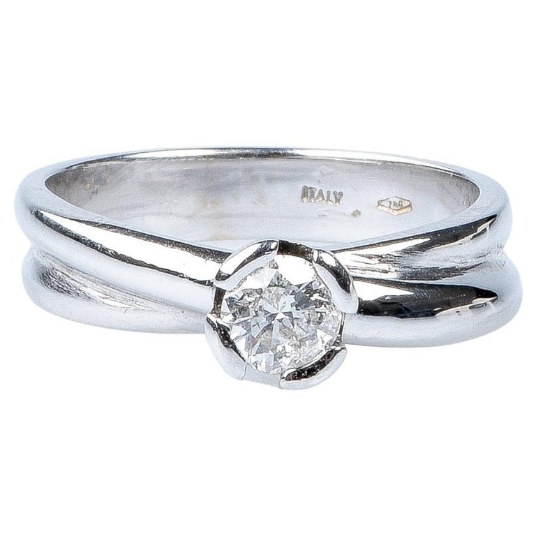 18 carat white gold diamond ring For Sale at 1stDibs