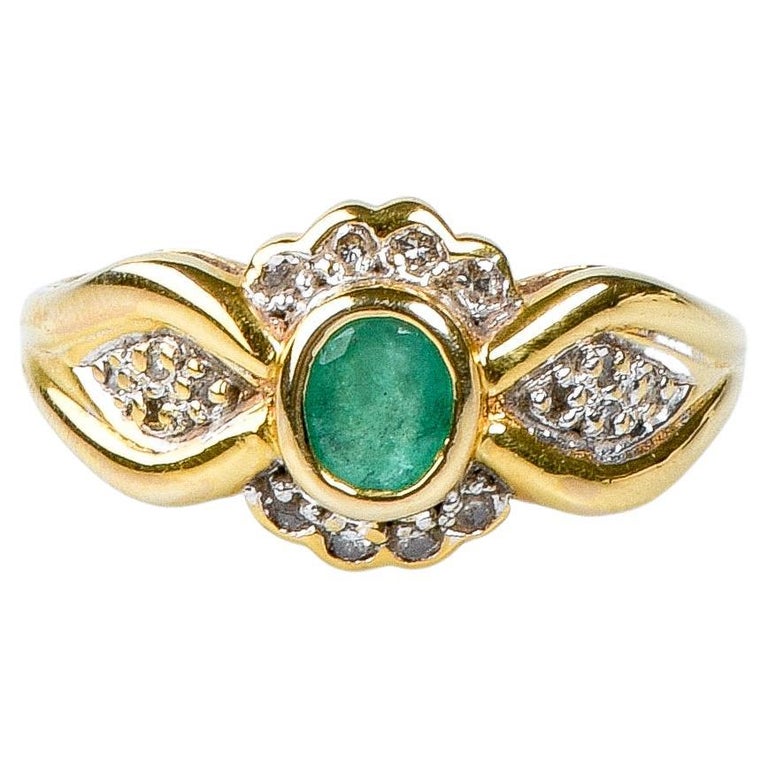 18 carat yellow gold emerald and diamonds ring For Sale at 1stDibs