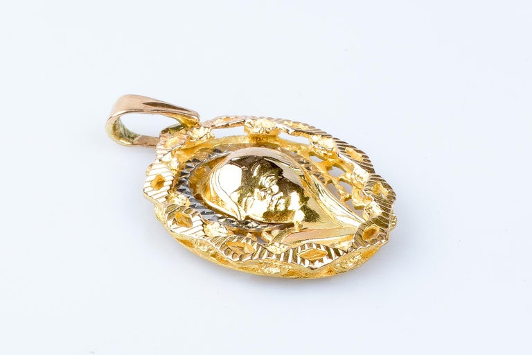 18 carat yellow gold religious Virgin filigree pendant For Sale at 1stDibs