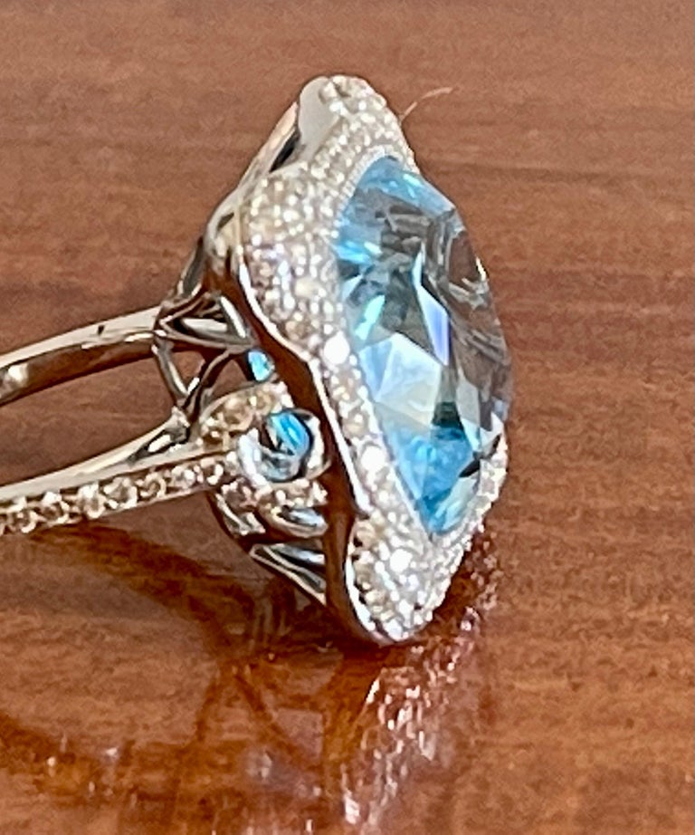 18 K white Gold Cocktail Rign Diamond Blue Topaz For Sale at 1stDibs