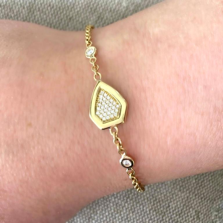 18 Karat and Diamond Pave Shield Chain Bracelet For Sale at 1stDibs