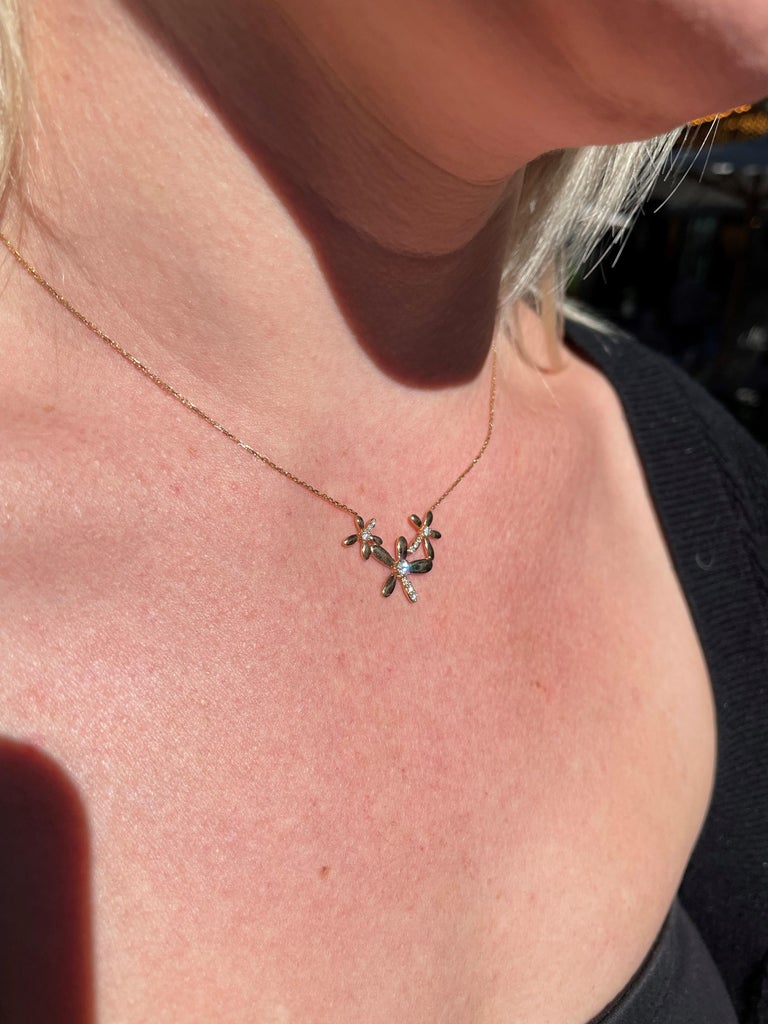 18 Karat Gold Diamond Flower Motif Necklace For Sale at 1stDibs