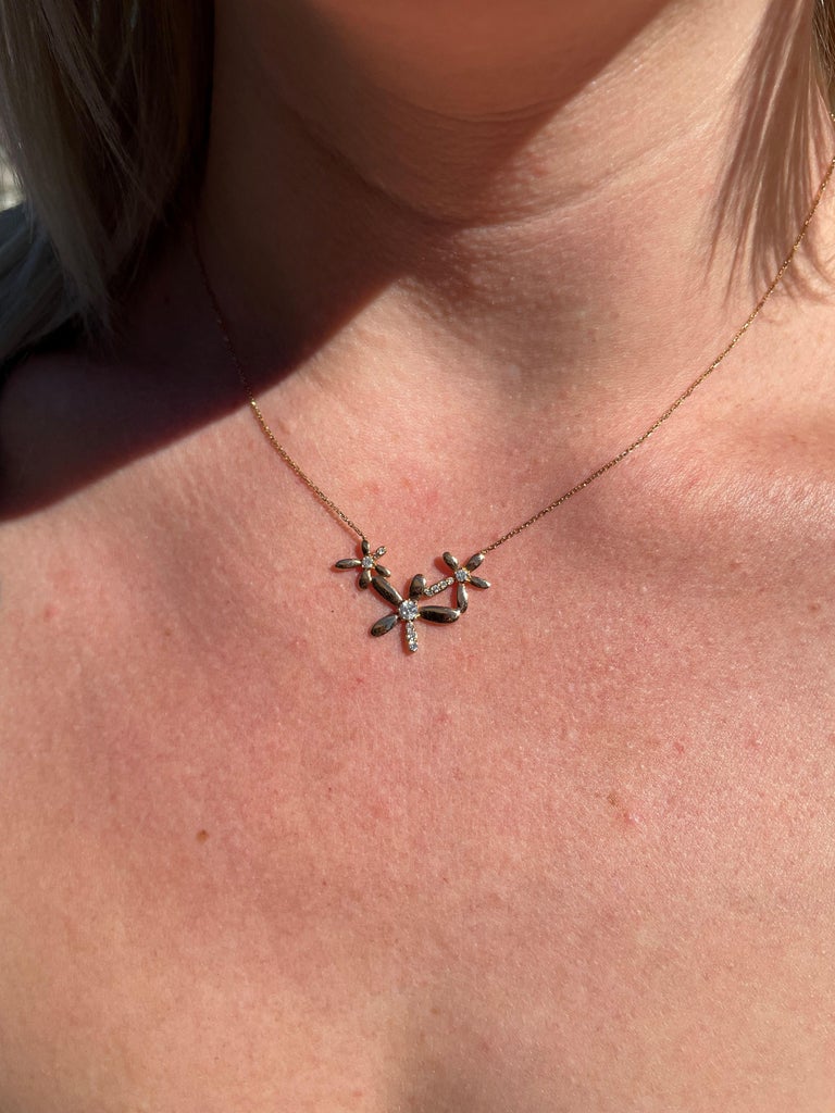 18 Karat Gold Diamond Flower Motif Necklace For Sale at 1stDibs