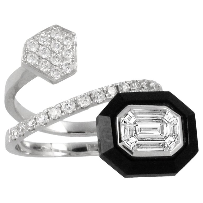 Bague bypass en or 18 carats avec diamant émeraude baguette serti ...