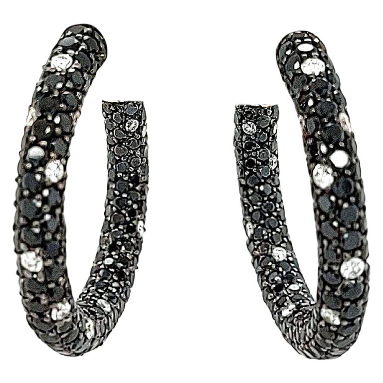 18kt Gold Loop Earrings, 0,78ct White Diamonds, 7,14ct Black Diamonds ...