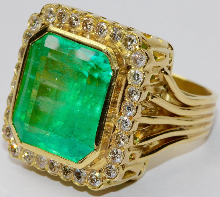 18 Karat Gold Ring with Huge 24 Carat Emerald and 30 Diamonds For Sale ...