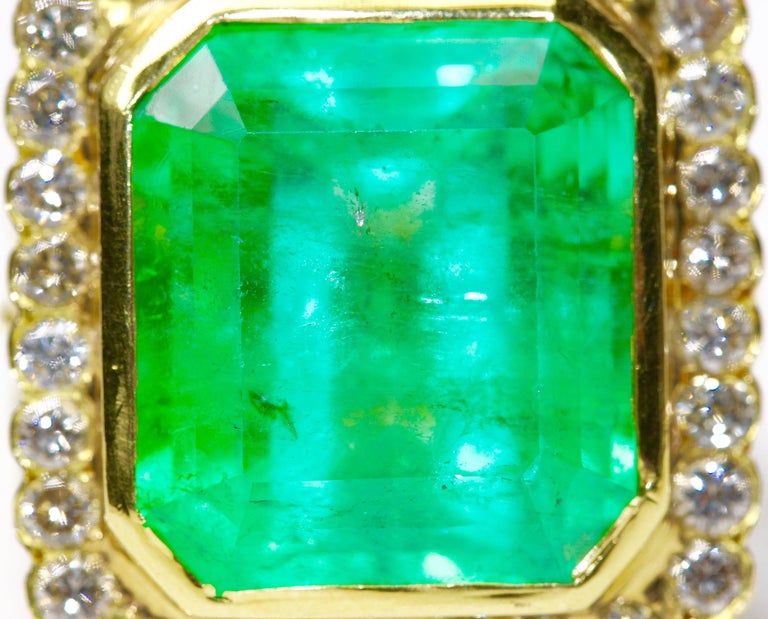 18 Karat Gold Ring with Huge 24 Carat Emerald and 30 Diamonds For Sale ...