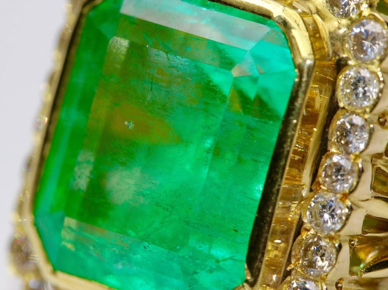 18 Karat Gold Ring with Huge 24 Carat Emerald and 30 Diamonds For Sale ...