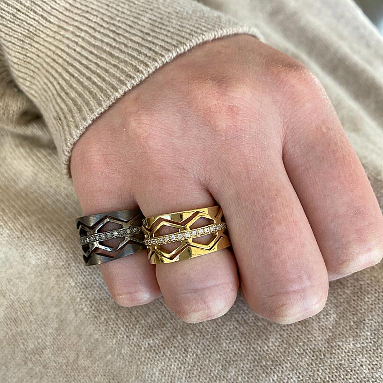 18 Karat Gold Zig Zag Stacking Band Rings For Sale at 1stDibs