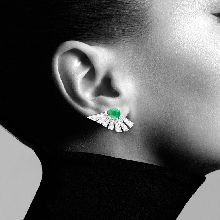 18 Karat Labyrinth White Gold Earring with Vs-Gh Diamonds and Green ...