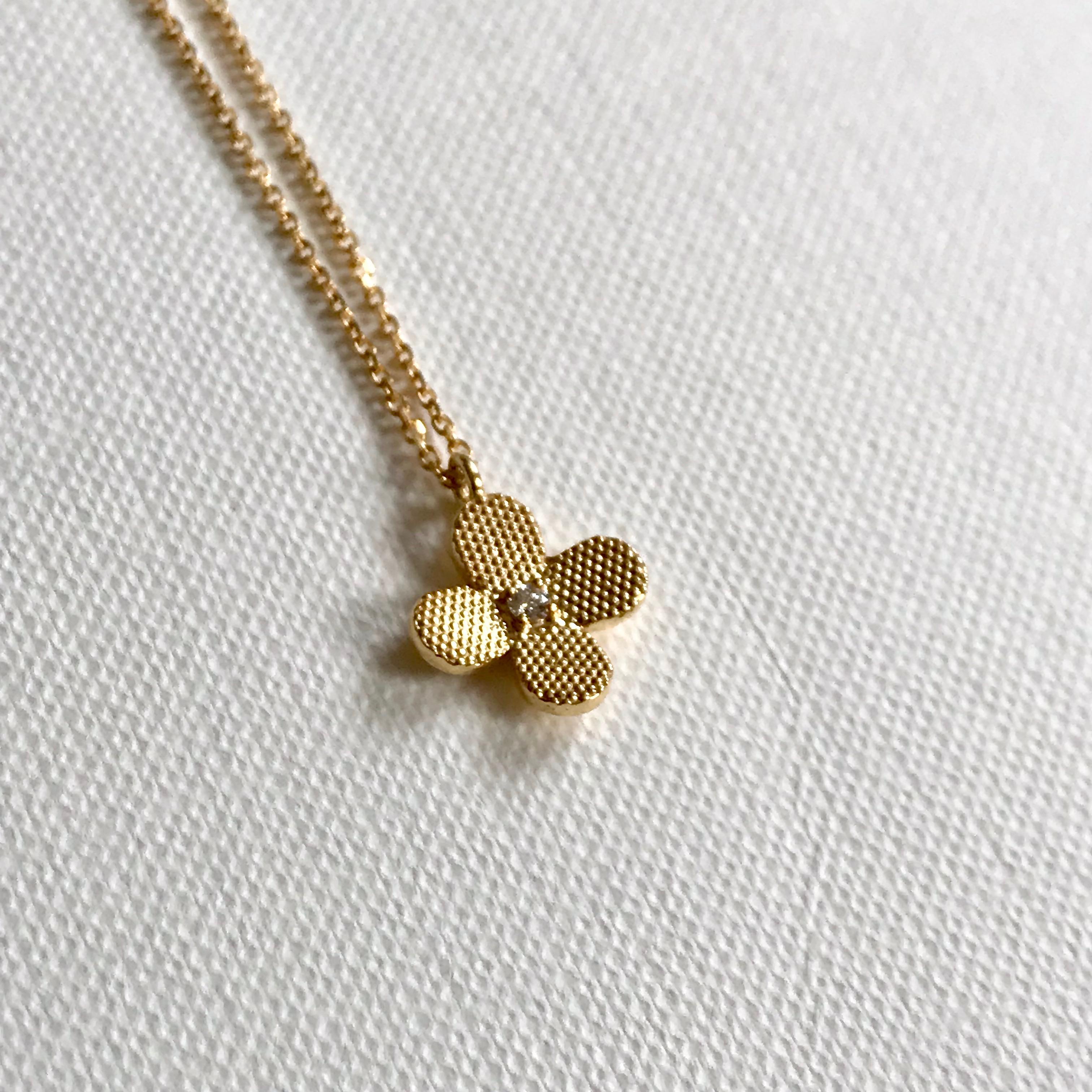 18 Karat Solid Yellow Gold Flower Pendant Chain Necklace at 1stDibs