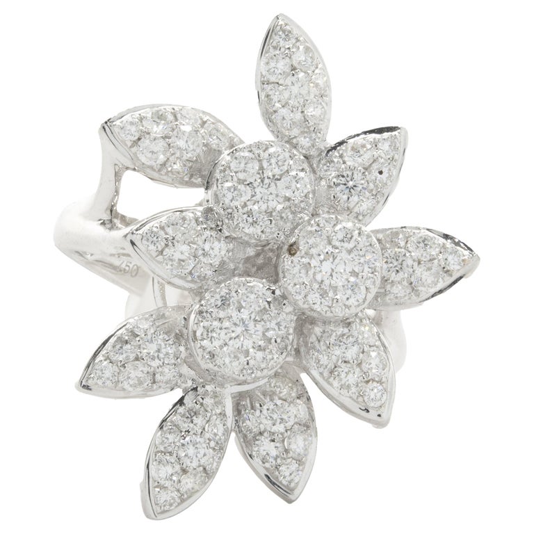 18 Karat White Gold Cluster Diamond Flower Ring For Sale at 1stDibs