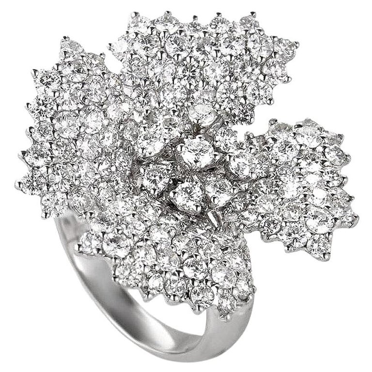 18 Karat White Gold Diamond Flower Ring CRR5040 For Sale at 1stDibs