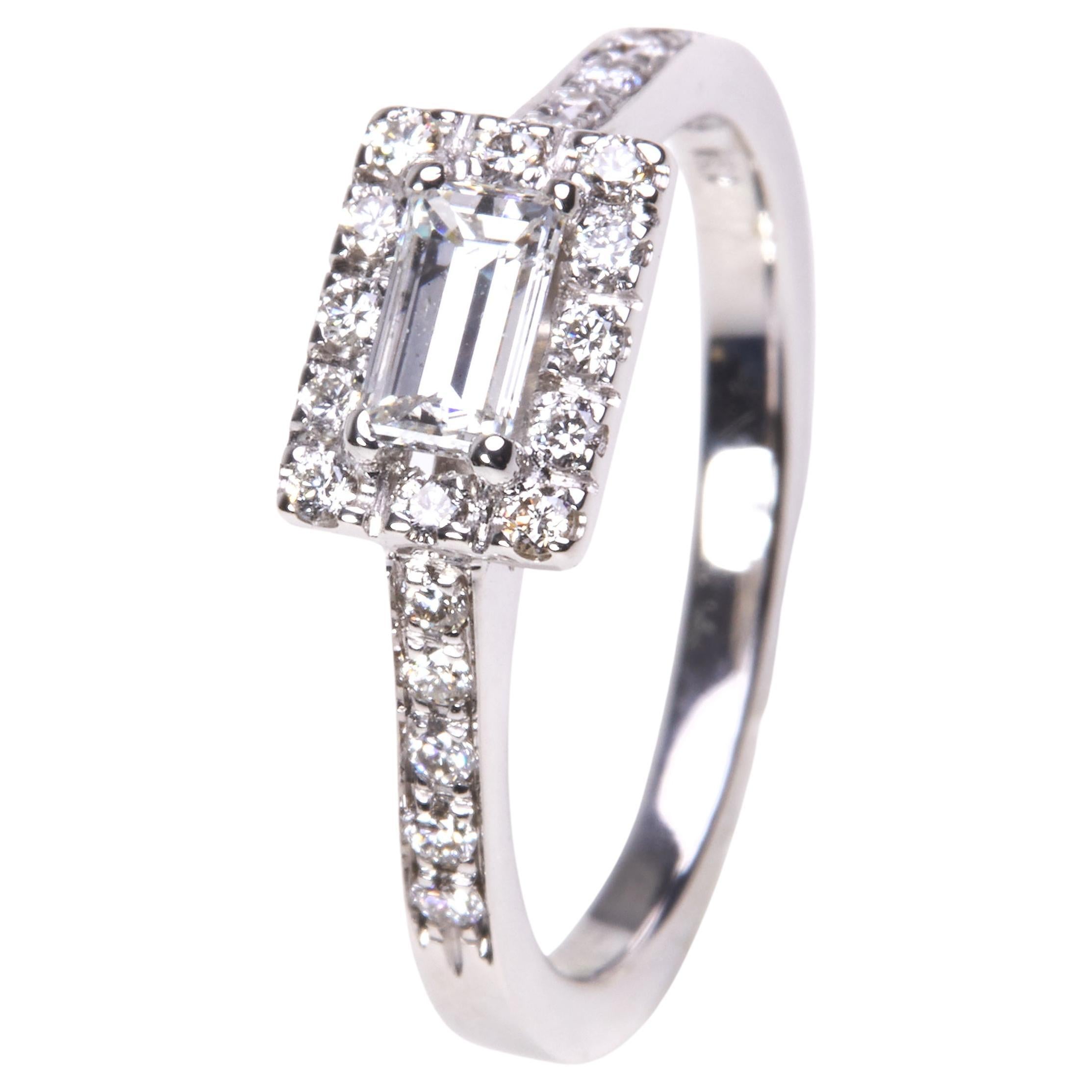 18 Karat White Gold Diamond Ring For Sale at 1stDibs