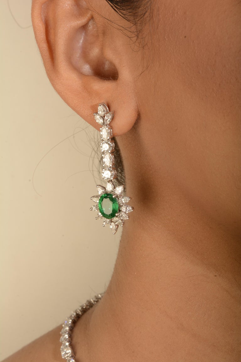 18 Karat White Gold Emerald and Diamond Plunge Necklace Set For Sale at ...