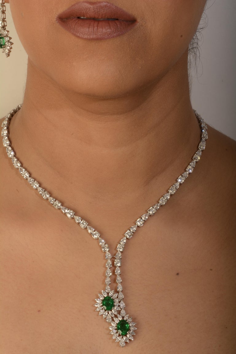 18 Karat White Gold Emerald and Diamond Plunge Necklace Set For Sale at ...