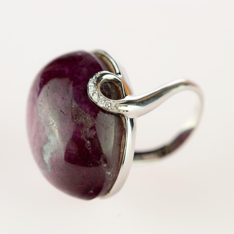 18 Karat White Gold Gradient Natural Ruby Cabochon Diamond Hook Carved ...