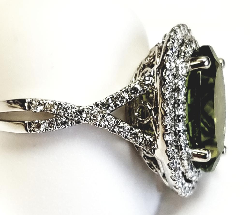 18 Karat White Gold Oval Cut Peridot and Diamond Ring For Sale at 1stDibs