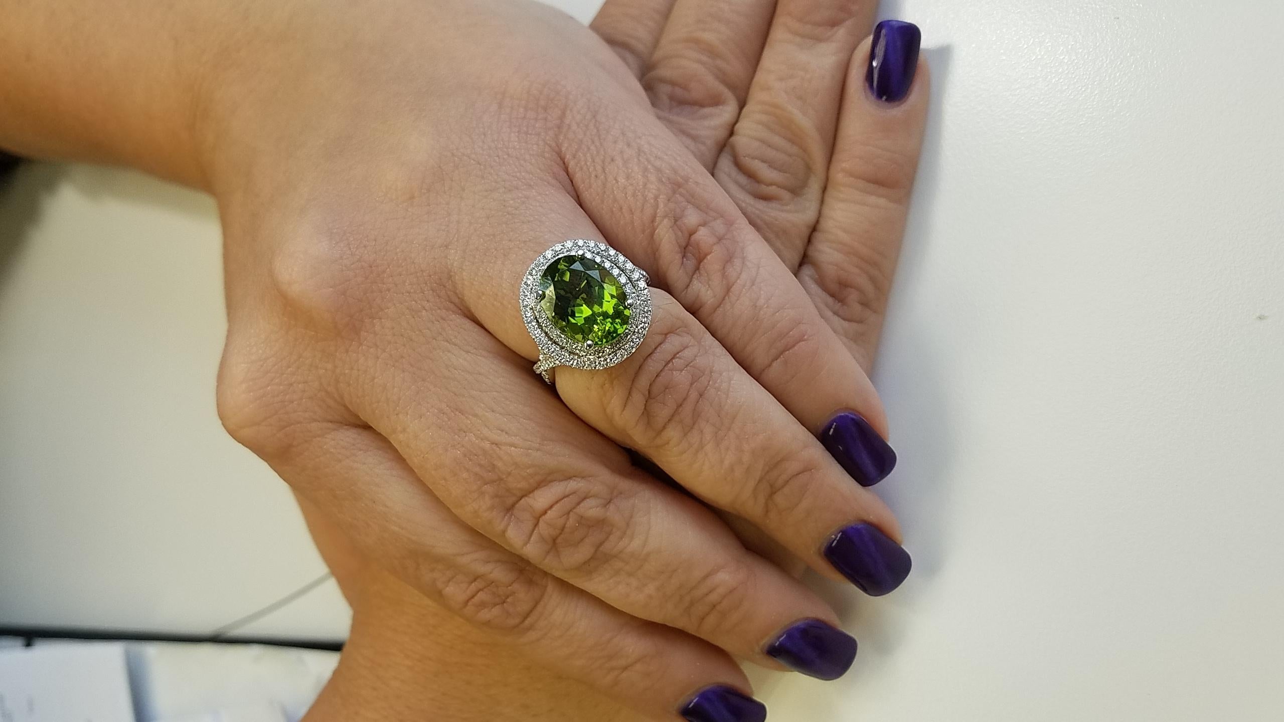 18 Karat White Gold Oval Cut Peridot and Diamond Ring For Sale at 1stDibs