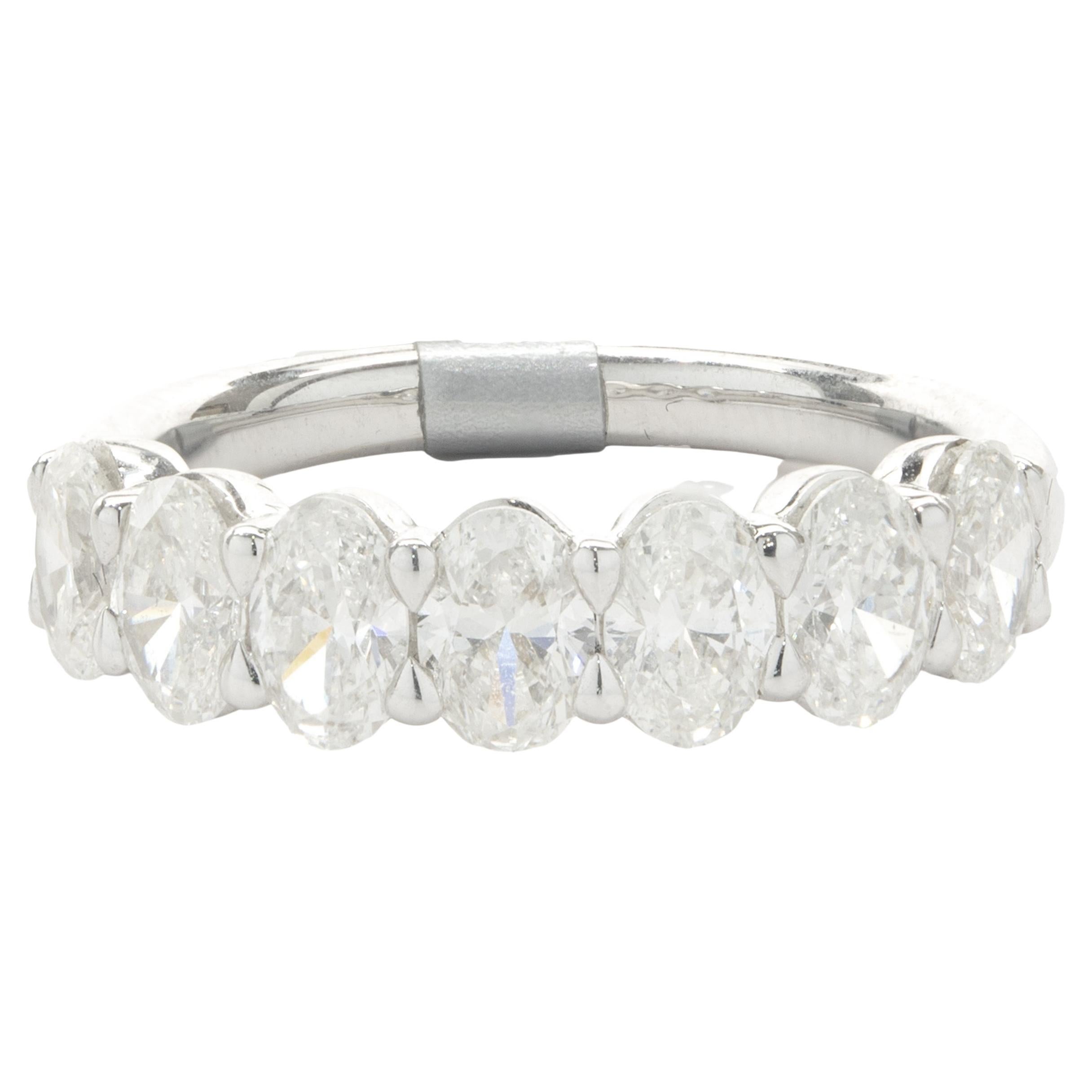 Ovaler Diamantring aus 18 Karat Weißgold im Angebot bei 1stDibs