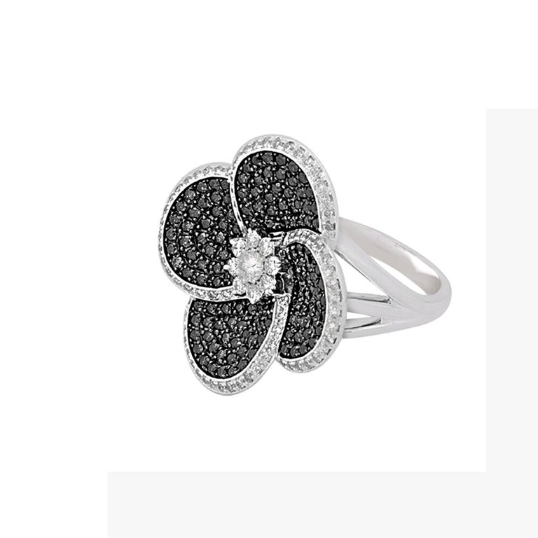 18 Karat White Gold Ring with Brilliant Cut White and Black Diamonds ...