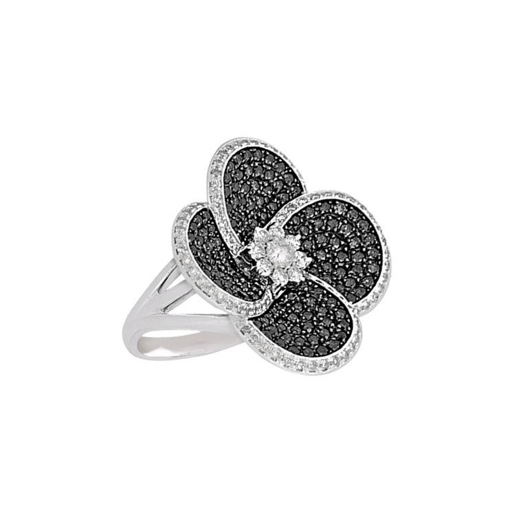 18 Karat White Gold Ring with Brilliant Cut White and Black Diamonds ...
