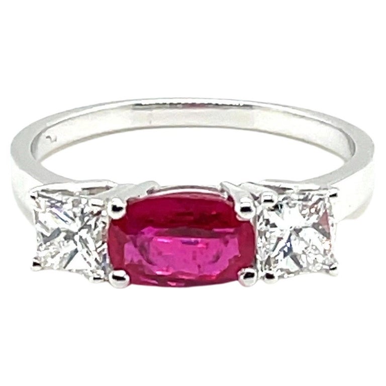 Bague trilogie en or blanc 18 carats, rubis et diamants En vente sur ...