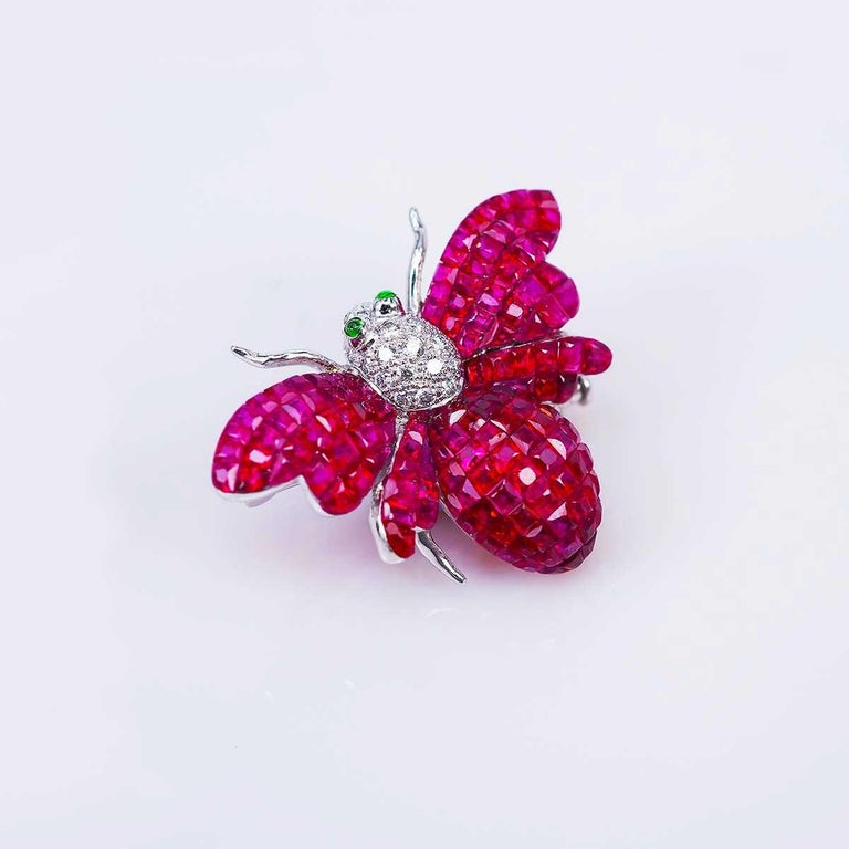 18 Karat White Gold Ruby Bee Brooch For Sale at 1stDibs