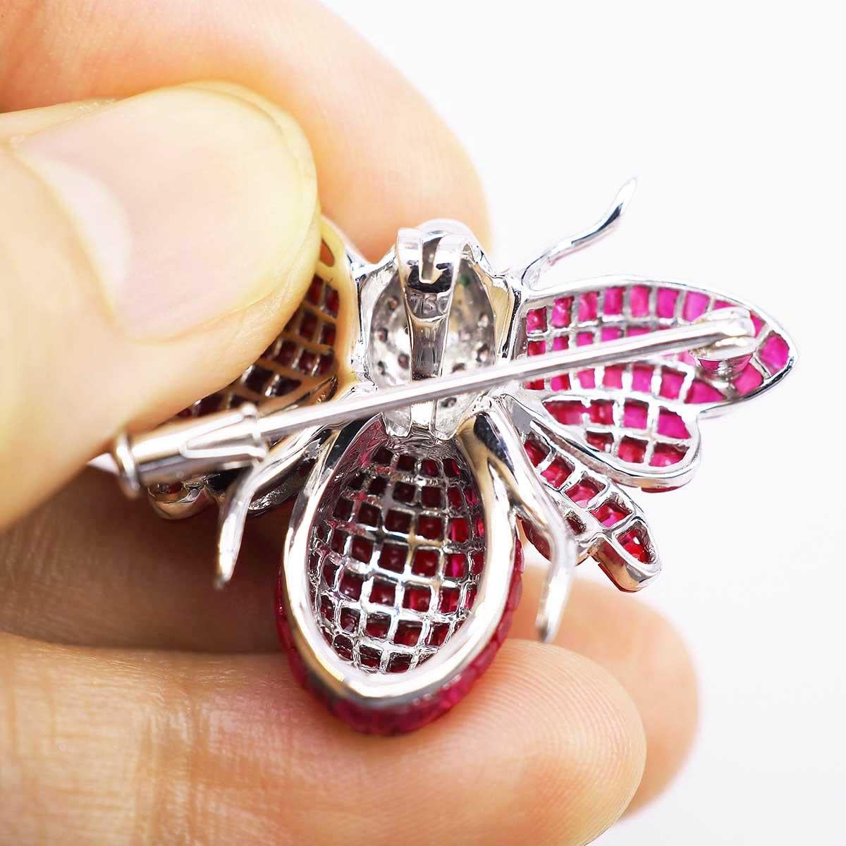 18 Karat White Gold Ruby Bee Brooch For Sale at 1stDibs