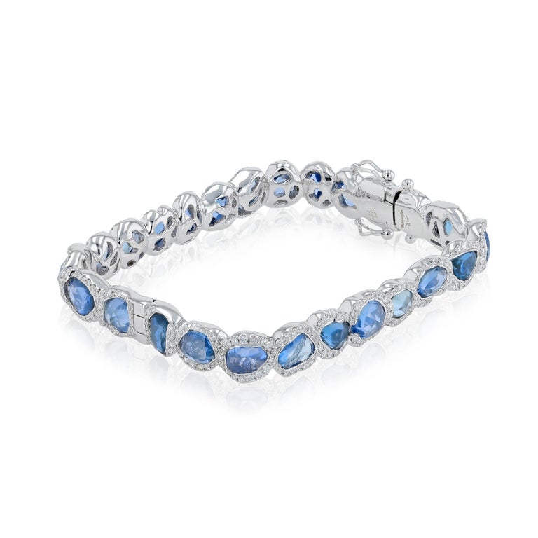 18 Karat White Gold Square Bangle with Blue Sapphires For Sale at 1stDibs