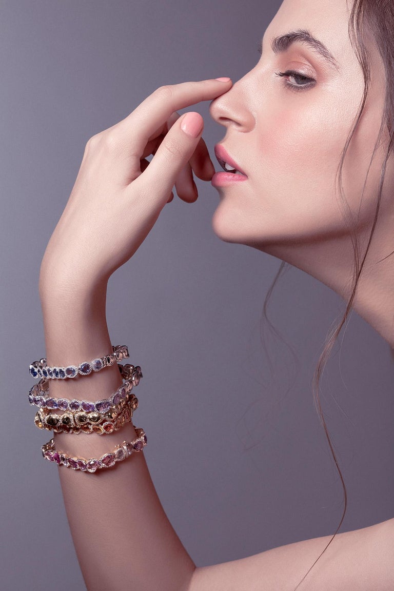 18 Karat White Gold Square Bangle with Blue Sapphires For Sale at 1stDibs