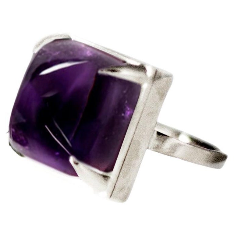 18 Karat White Gold Sugarloaf Amethyst Ring For Sale at 1stDibs