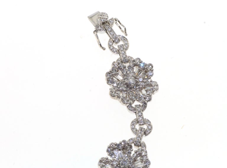 Taper Diamond 18 Karat White Gold flower Bracelet For Sale at 1stDibs