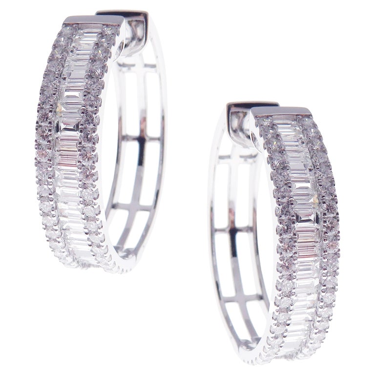 Kreise Creolen aus 18 Karat Weißgold mit weißem Baguette- und runden Diamanten (M) im Angebot ...