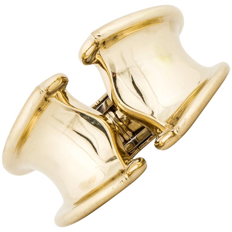 Wide Hinged Bangle Bracelet in 18K Gold For Sale at 1stDibs
