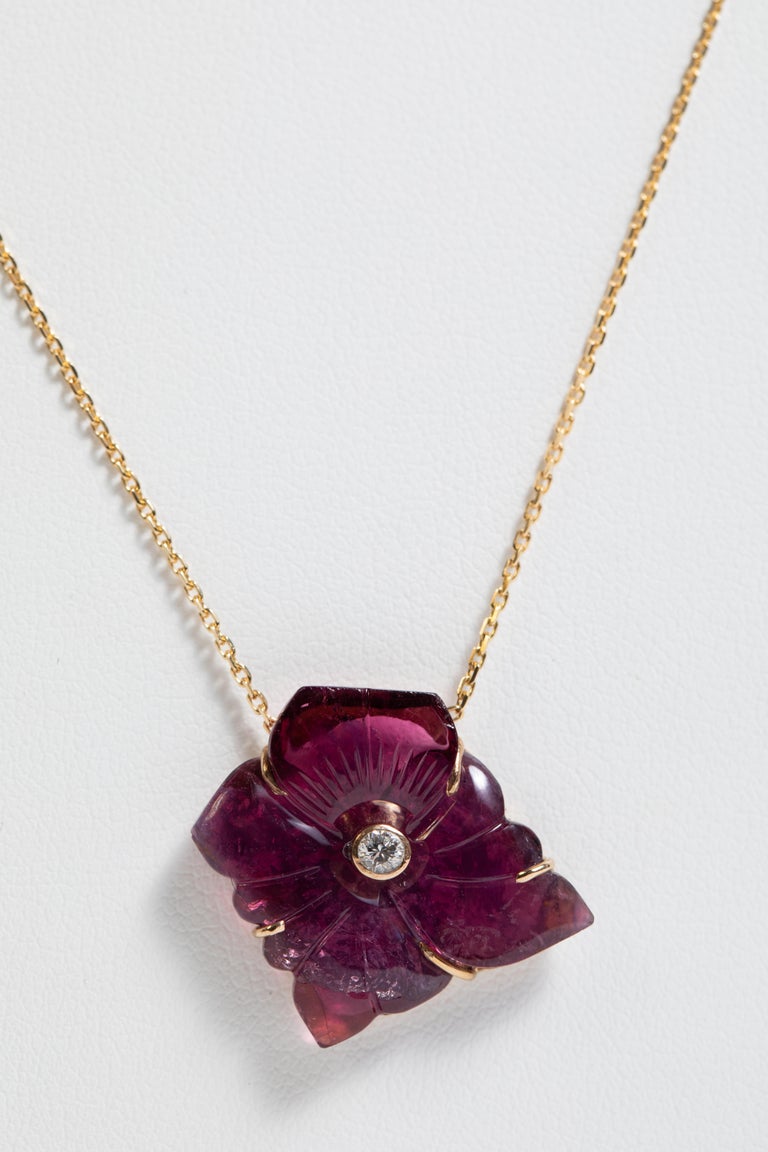 18 Karat Yellow Gold Chain Set with an Flower Engraved Tourmaline and a ...