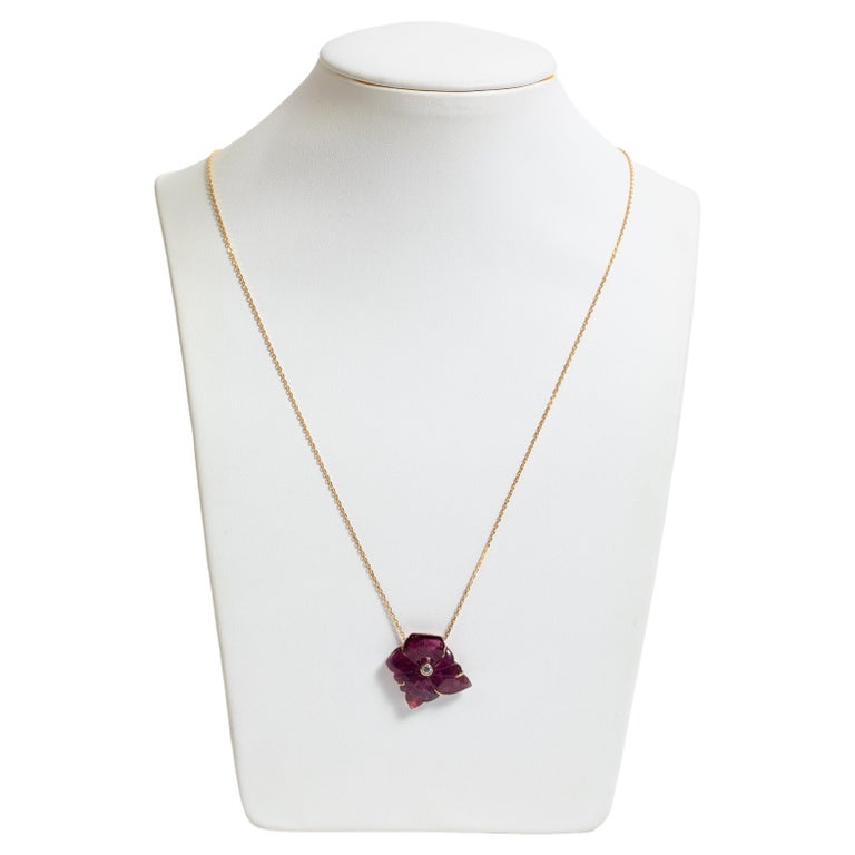 18 Karat Yellow Gold Chain Set with an Flower Engraved Tourmaline and a ...