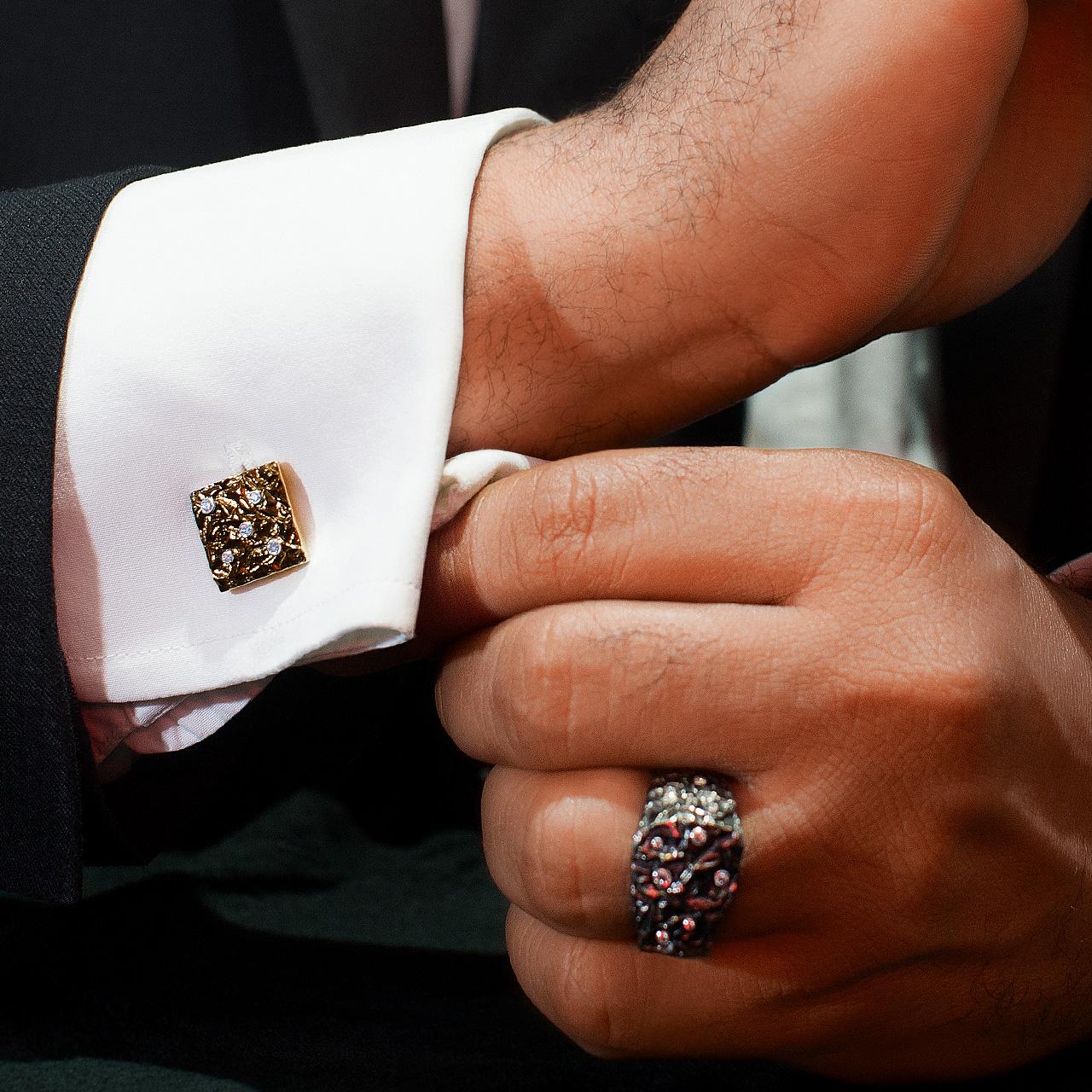 18 Karat Yellow Gold Cufflinks with Diamonds For Sale at 1stDibs