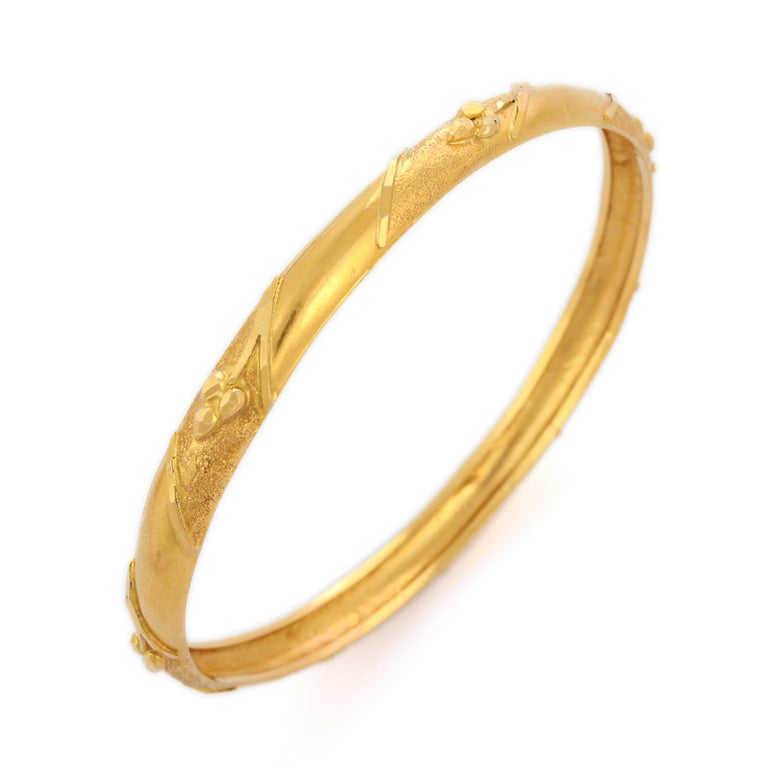18 Karat Yellow Gold Designer Bangle For Sale at 1stDibs