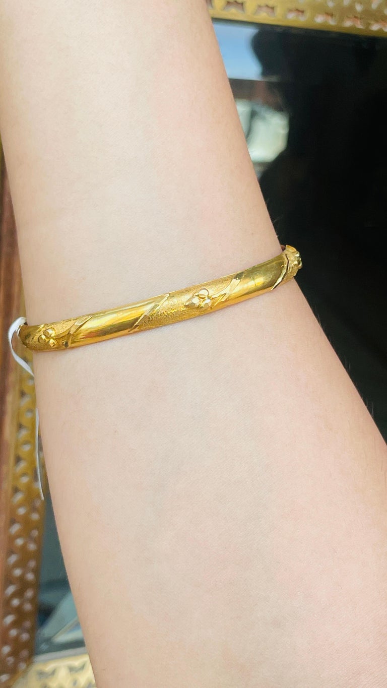 18 Karat Yellow Gold Designer Bangle For Sale at 1stDibs
