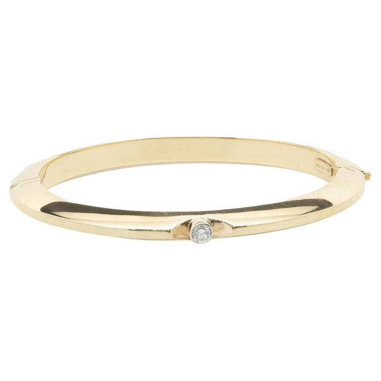 18 Karat Yellow Gold Diamond Solitaire Bangle Bracelet For Sale at 1stDibs