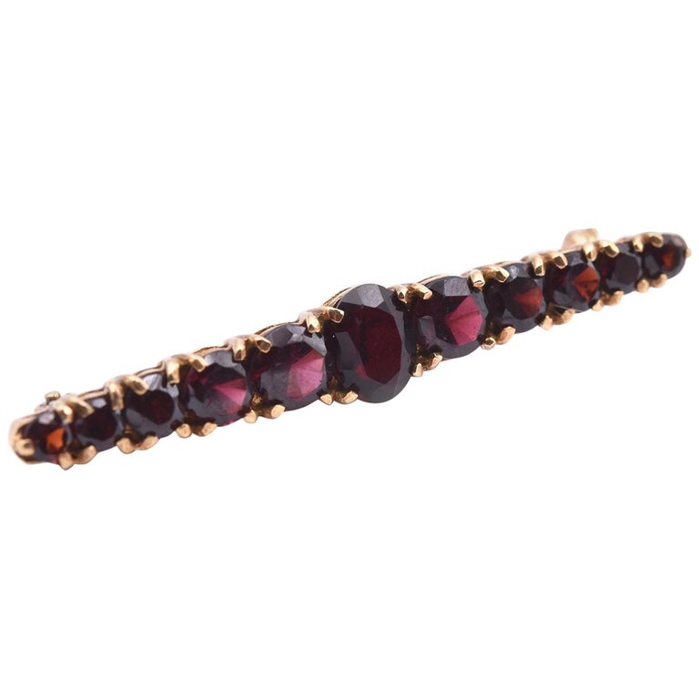 18 Karat Yellow Gold Garnet Straight Line Pin For Sale at 1stDibs