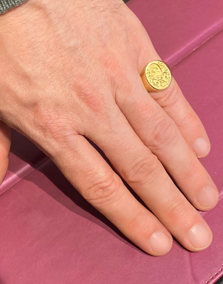 18 Karat Yellow Gold Hand Engraved Crest Unisex Signet Ring at 1stDibs