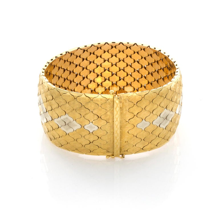 18 Karat Yellow Gold Iridium Accented Waved Diamond Shaped Link ...