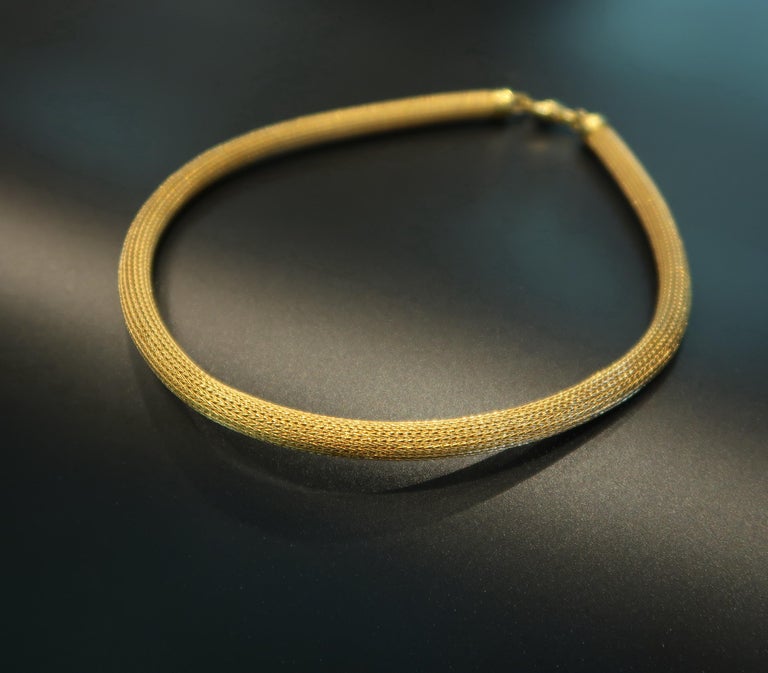 18 Karat Yellow Gold Mesh Tube Stiff Necklace For Sale at 1stDibs