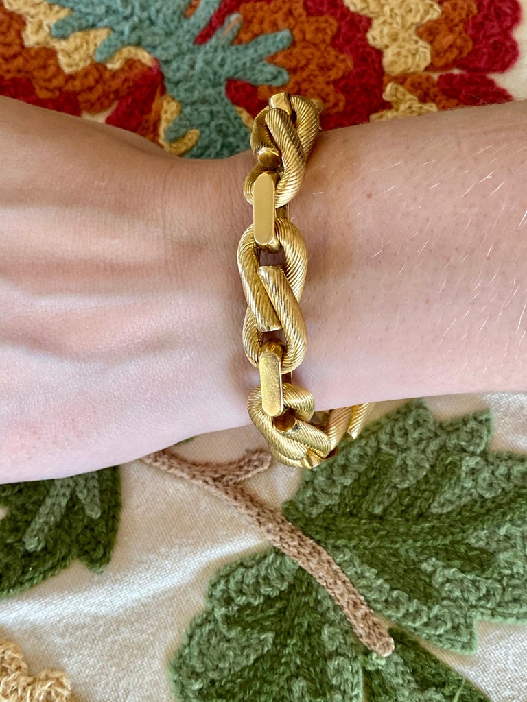 18 Karat Yellow Gold Ribbed Infinity Link Chain Bracelet at 1stDibs