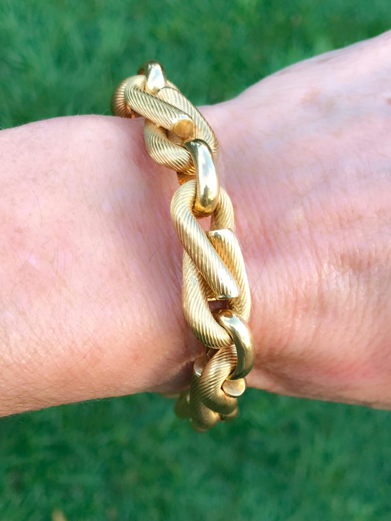 18 Karat Yellow Gold Ribbed Infinity Link Chain Bracelet For Sale at ...