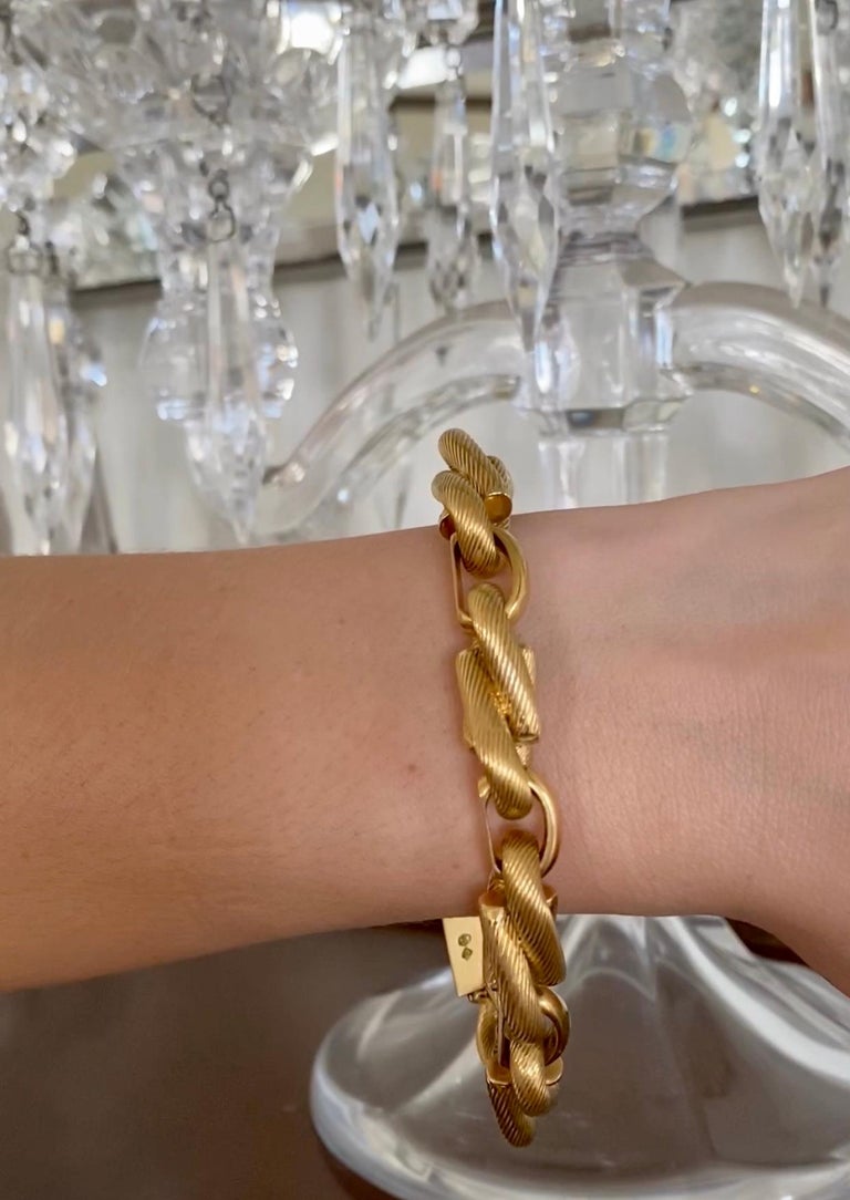 18 Karat Yellow Gold Ribbed Infinity Link Chain Bracelet at 1stDibs