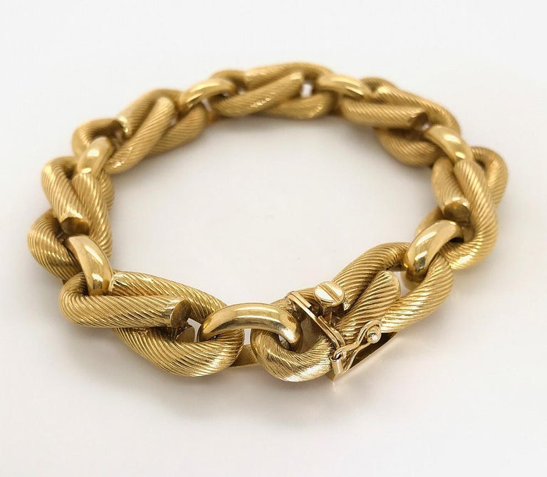 18 Karat Yellow Gold Ribbed Infinity Link Chain Bracelet For Sale at ...